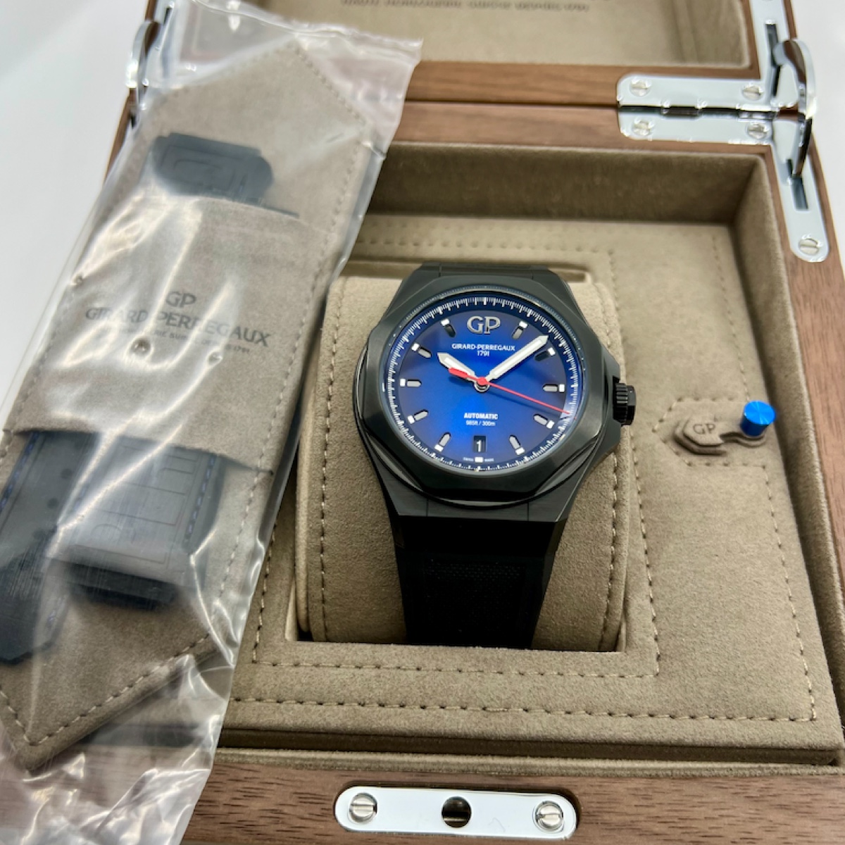 GIRARD PERREGAUX LAUREATO ABSOLUTE 81070-21-491-FH6A